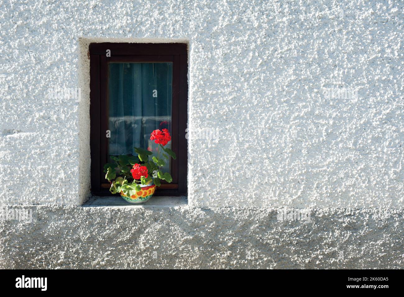 Cottage window with red geranium Stock Photo - Alamy