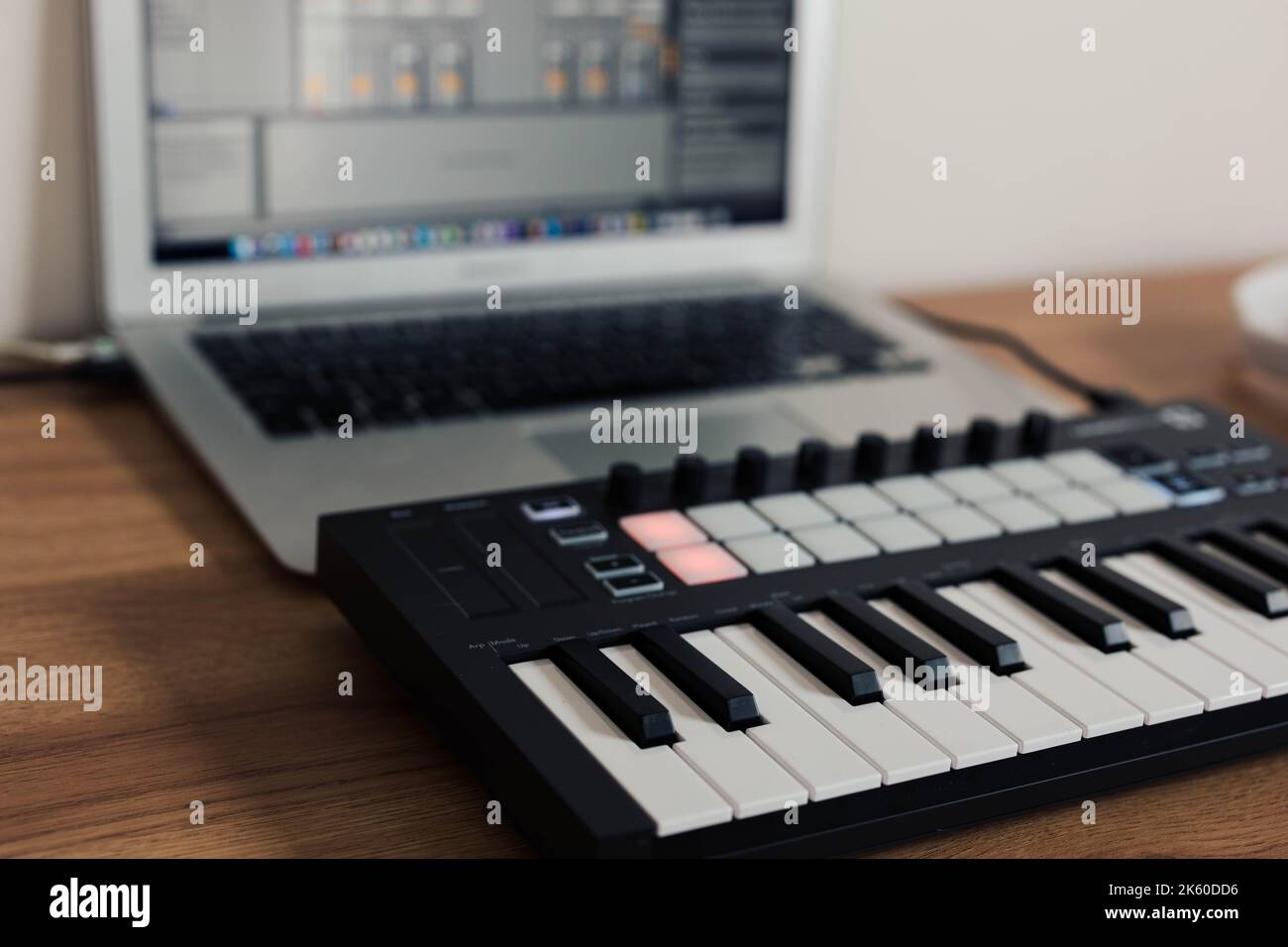 Synthesizer keyboard hi-res stock photography and images - Alamy