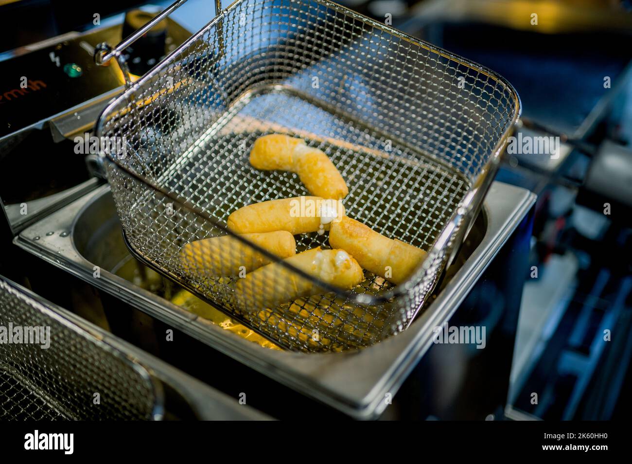 Deep fry hi-res stock photography and images - Alamy