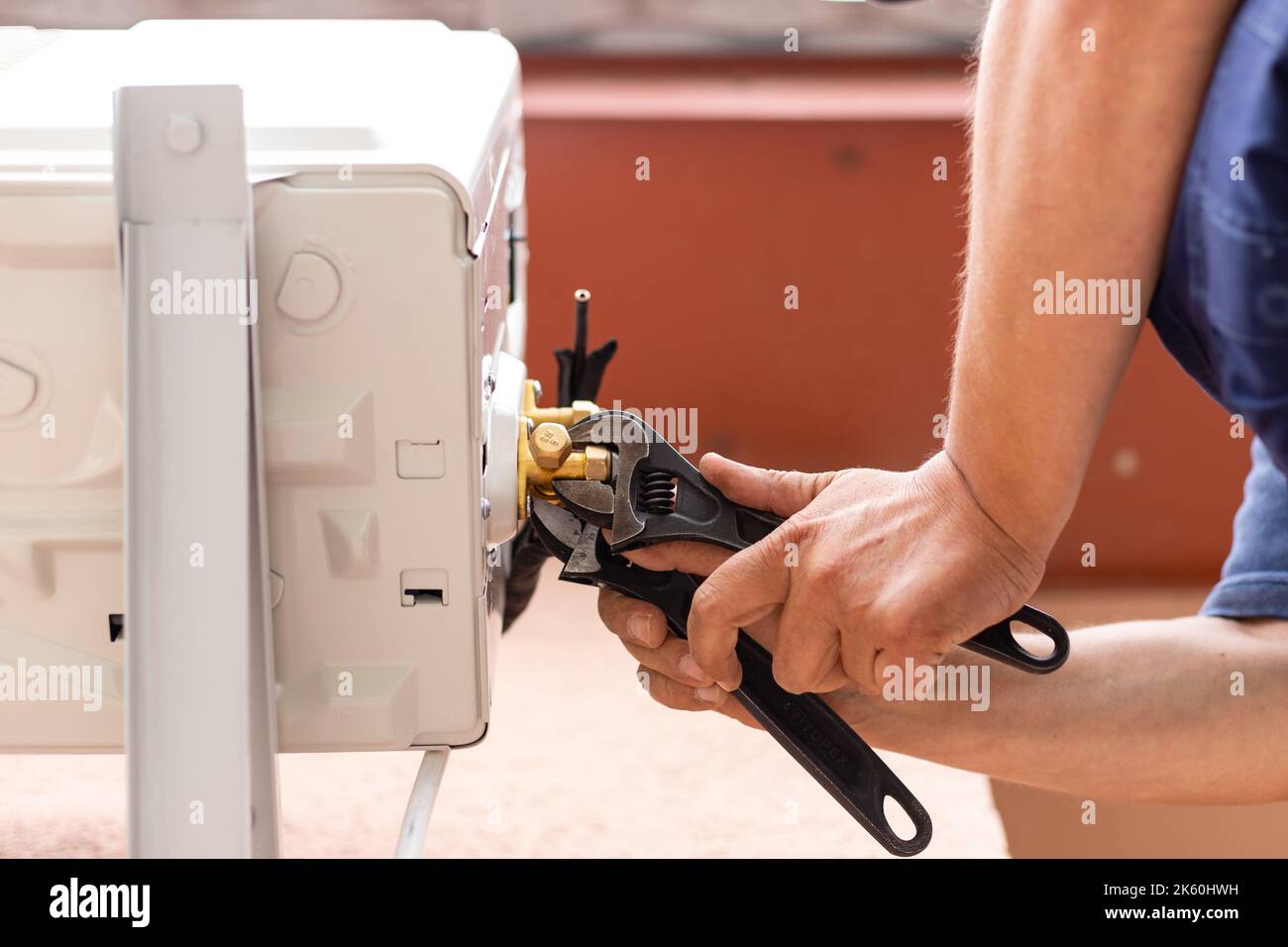 System worker hi-res stock photography and images - Alamy