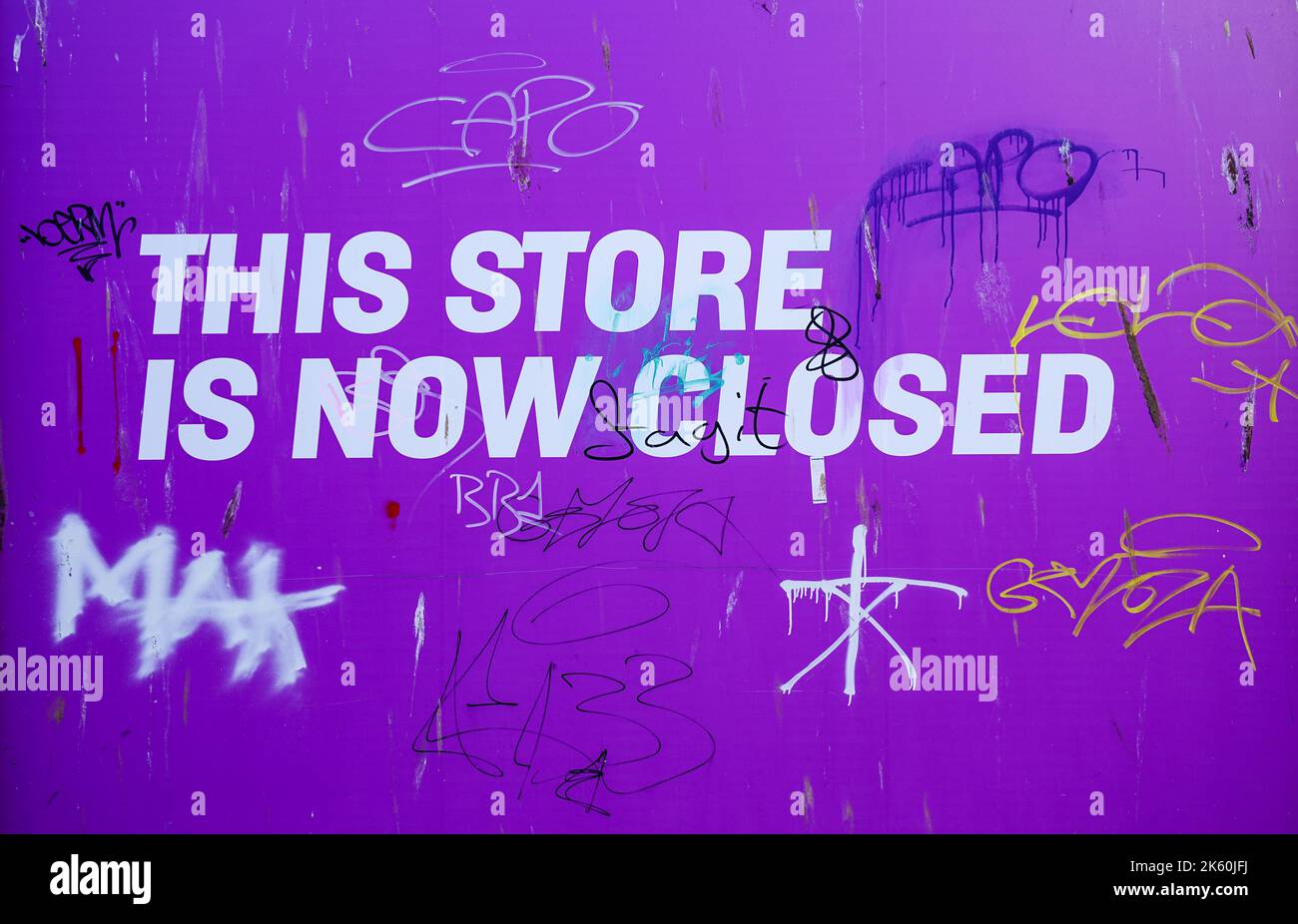 A "This store in now closed" shop sign seen in Worcester city centre ...