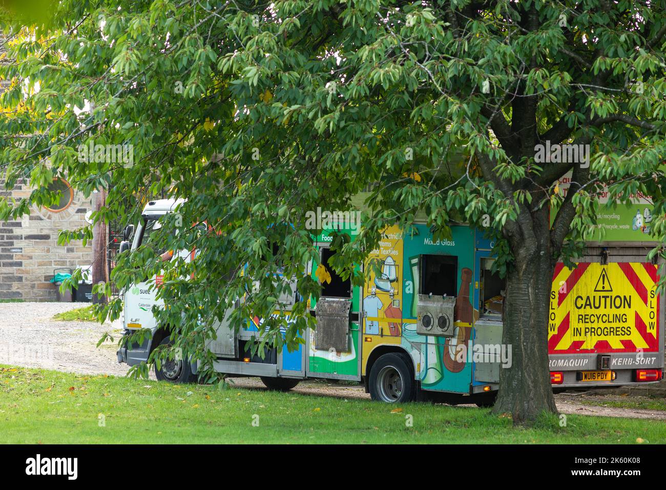 Rubbish collection operatives hi-res stock photography and images - Alamy