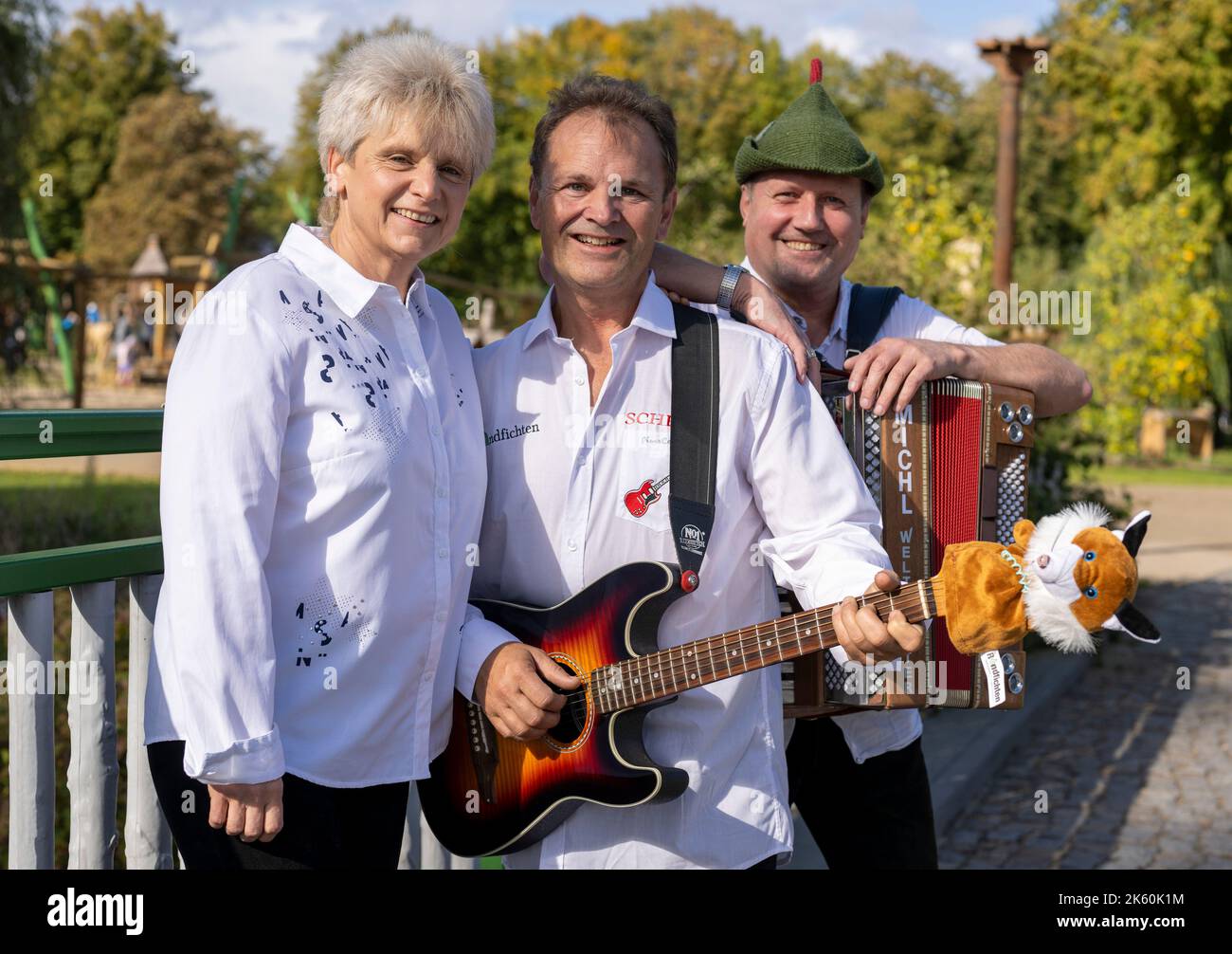 Beelitz, Germany. 02nd Oct, 2022. Members of the band "De Randfichten ...