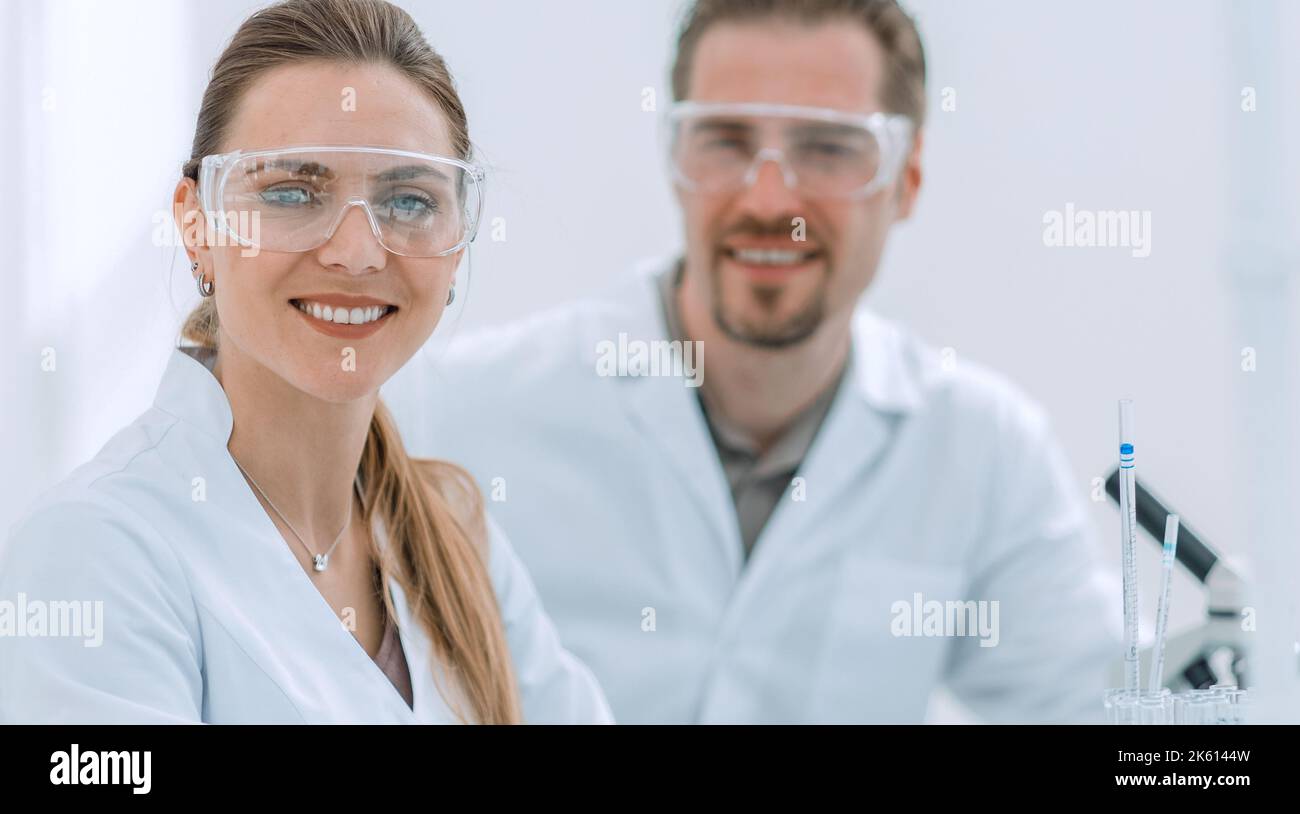Two young scientists sitting hi-res stock photography and images - Alamy