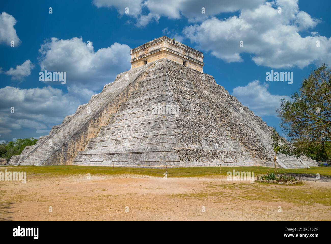 Temple Pyramid of Kukulcan El Castillo, Chichen Itza, Yucatan, Mexico ...