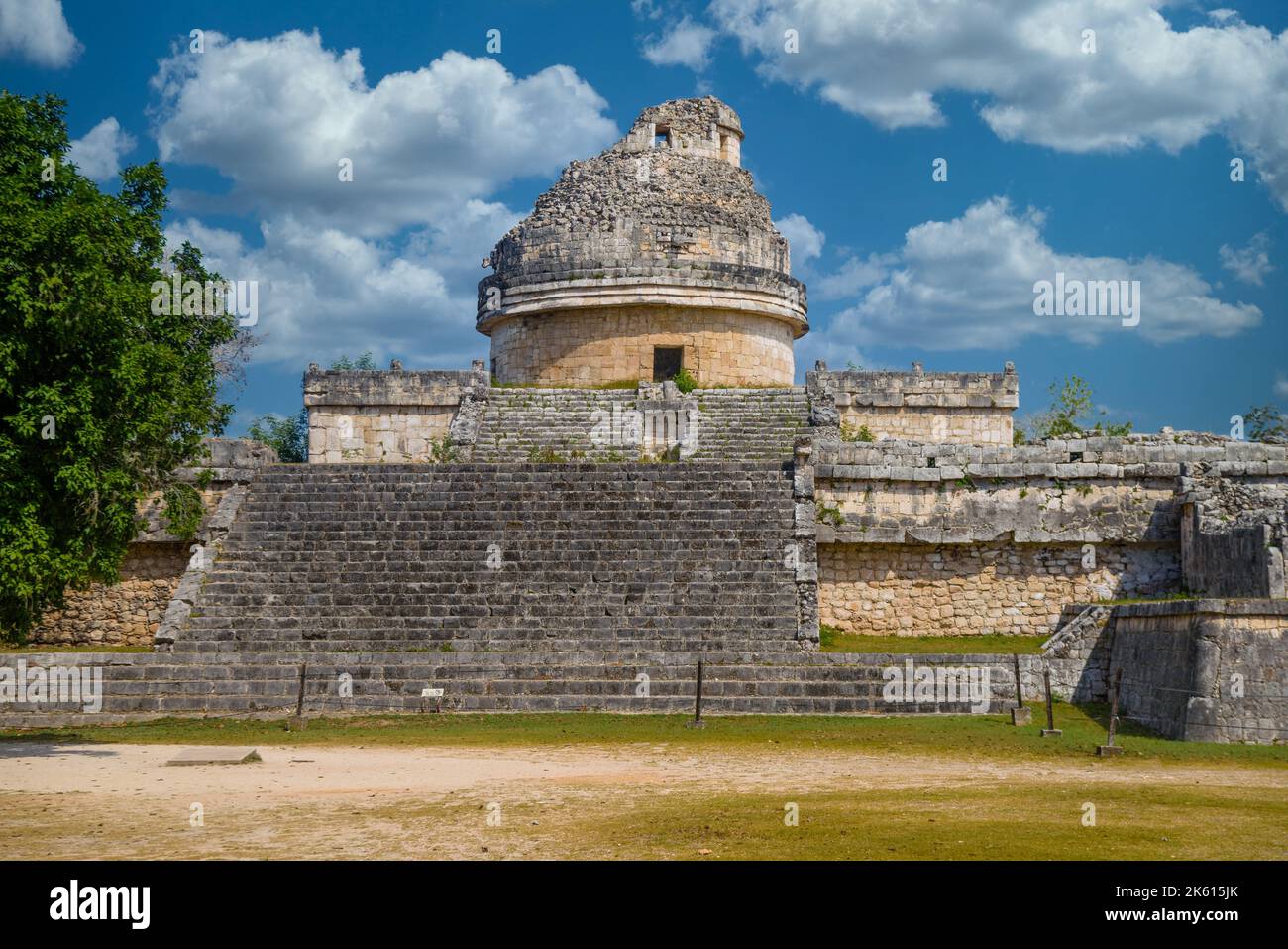 Ruins of El Caracol observatory temple, Chichen Itza, Yucatan, Mexico ...