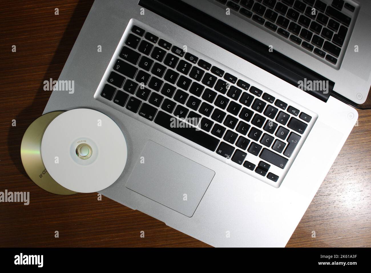 Laptop and CDs on the desk in the office Stock Photo - Alamy
