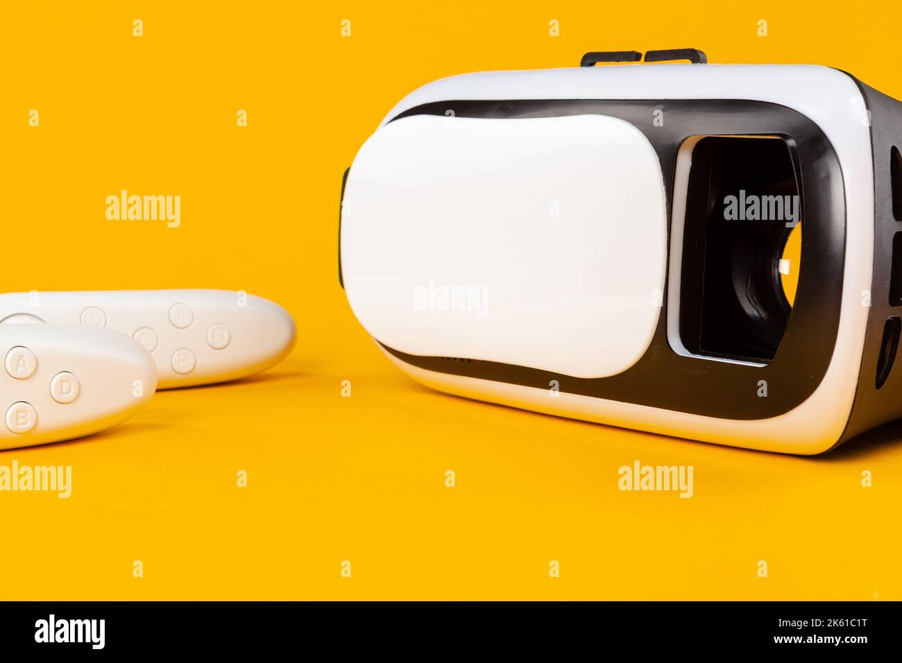 VR Headset on color table background Stock Photo - Alamy
