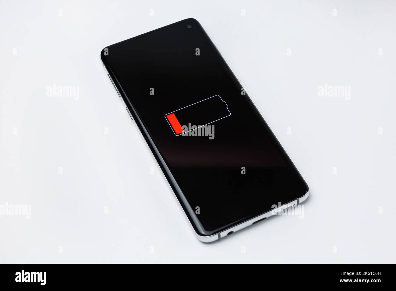 Smartphone lies with low battery display showing Stock Photo - Alamy