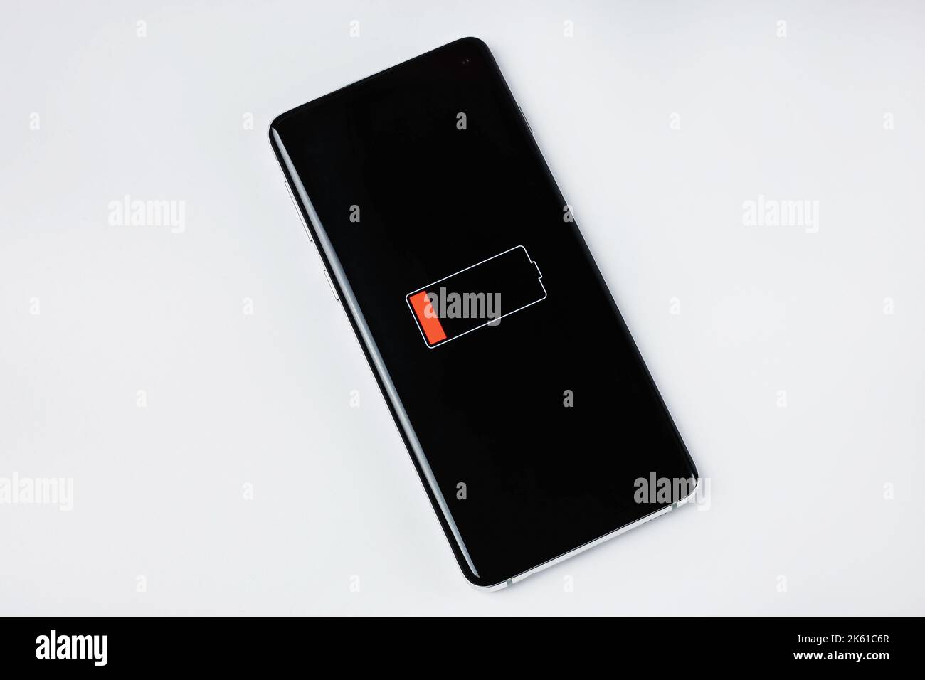 Smartphone lies with low battery display showing Stock Photo - Alamy