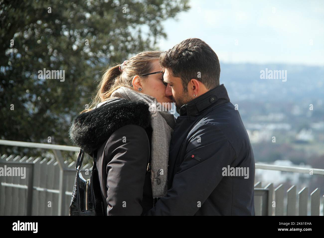 Romantic couple italy kiss hi-res stock photography and images - Alamy