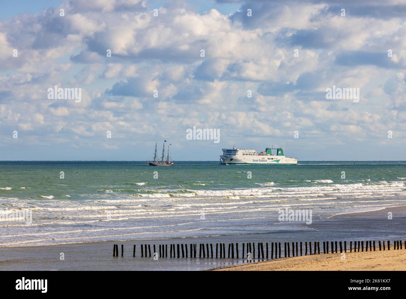 Le Belem, trois-mâts français, suivi par un ferry, France, Pas de ...