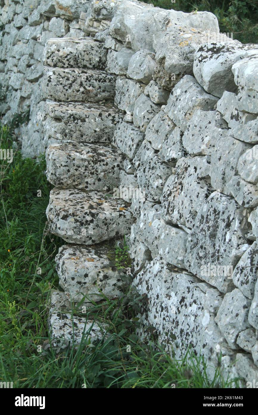 Traditional stone wall with steps in Puglia, Italy Stock Photo - Alamy