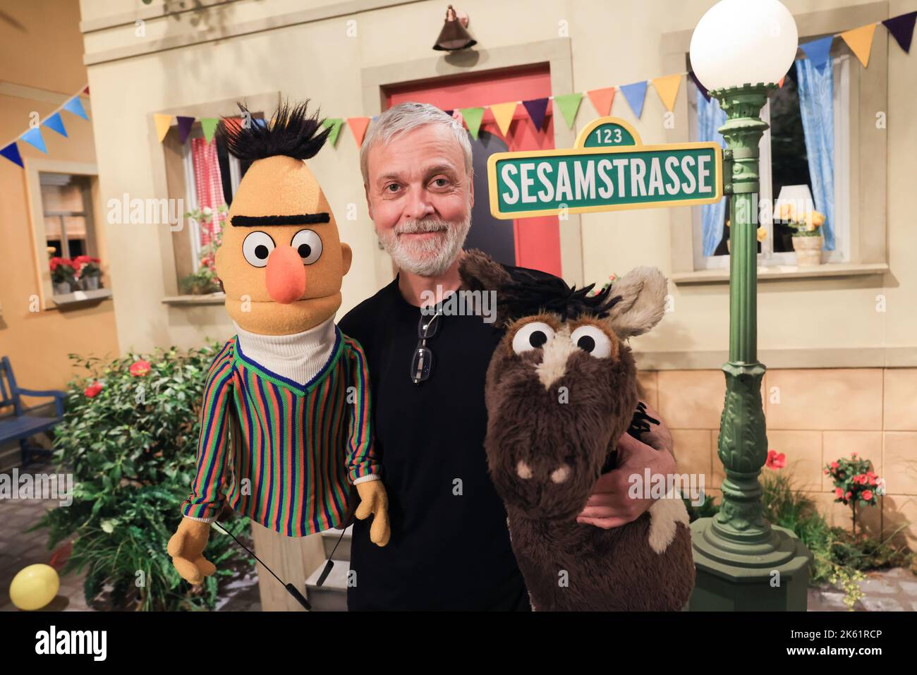 Sesame street characters on set hi-res stock photography and images - Alamy
