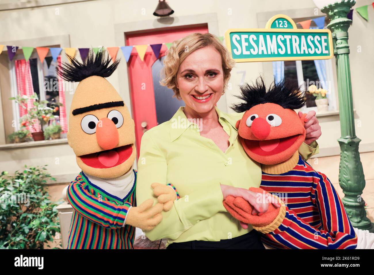 Sesame street characters on set hi-res stock photography and images - Alamy