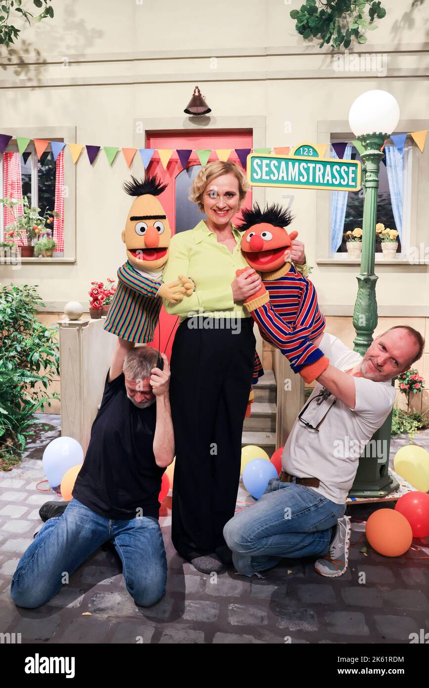 Sesame street characters on set hi-res stock photography and images - Alamy