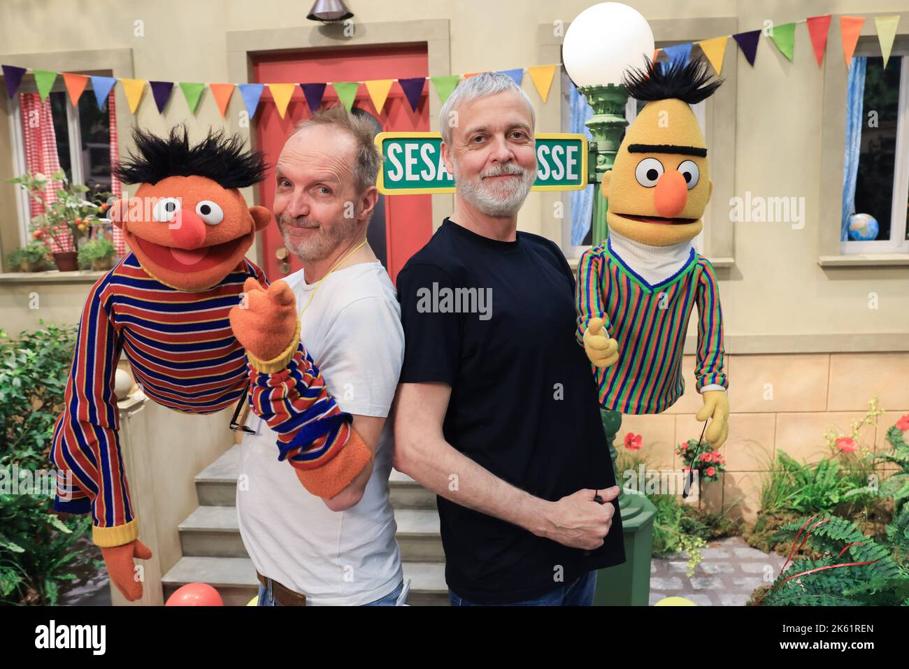 Hamburg, Germany. 07th Apr, 2022. Martin Paas (l) and Carsten Haffke ...