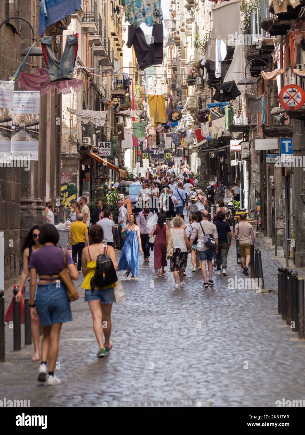 The narrow streets of Naples full of people Stock Photo - Alamy