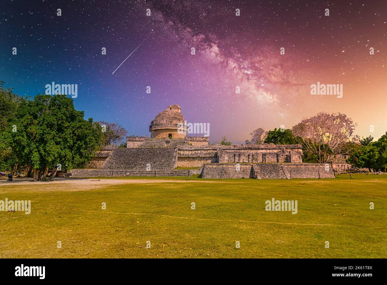 Ruins of El Caracol observatory temple, Chichen Itza, Yucatan, Mexico ...