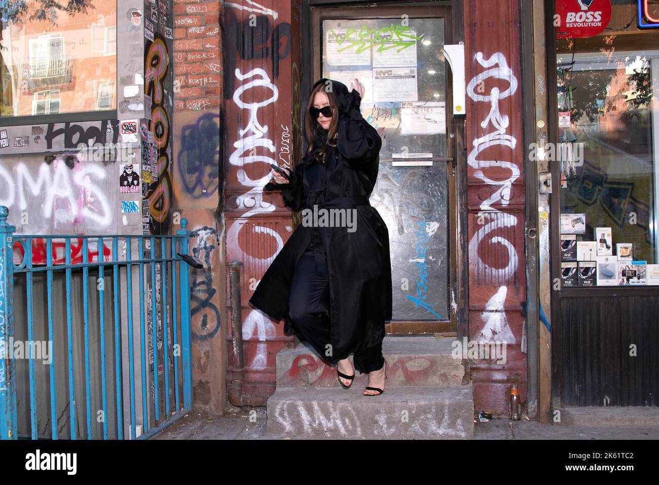 - New York - NY - 20221011 - Possible Anna Delvey Decoy Leaves NYC ...