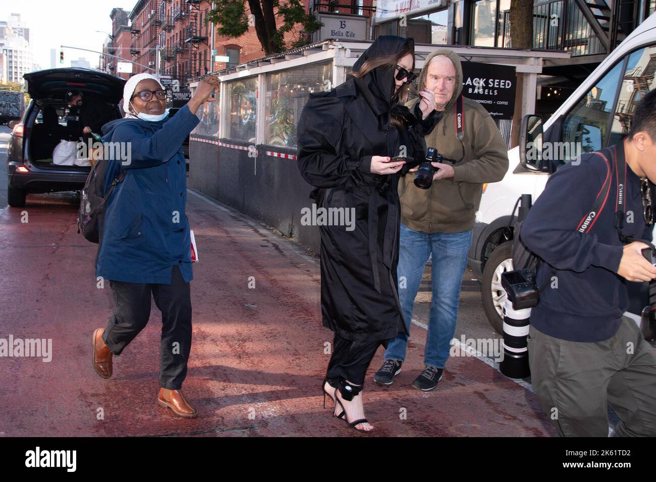 - New York - NY - 20221011 - Possible Anna Delvey Decoy Leaves NYC ...