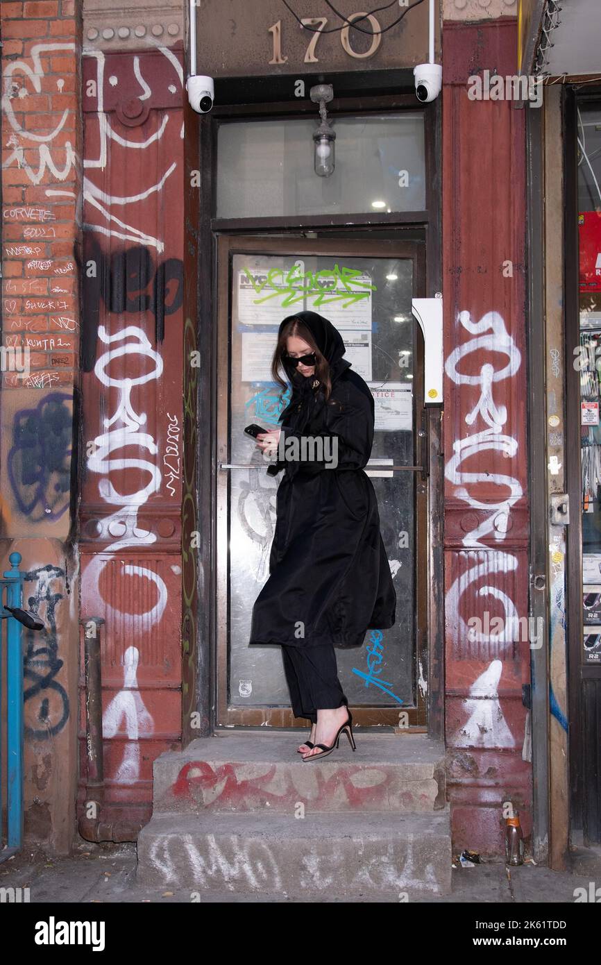 - New York - NY - 20221011 - Possible Anna Delvey Decoy Leaves NYC ...