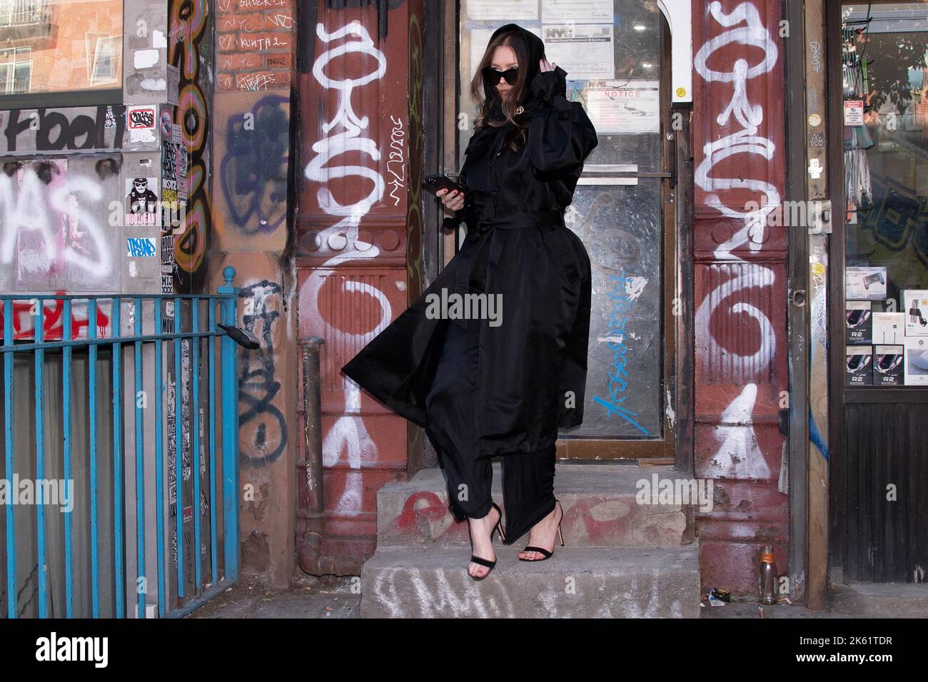 - New York - NY - 20221011 - Possible Anna Delvey Decoy Leaves NYC ...