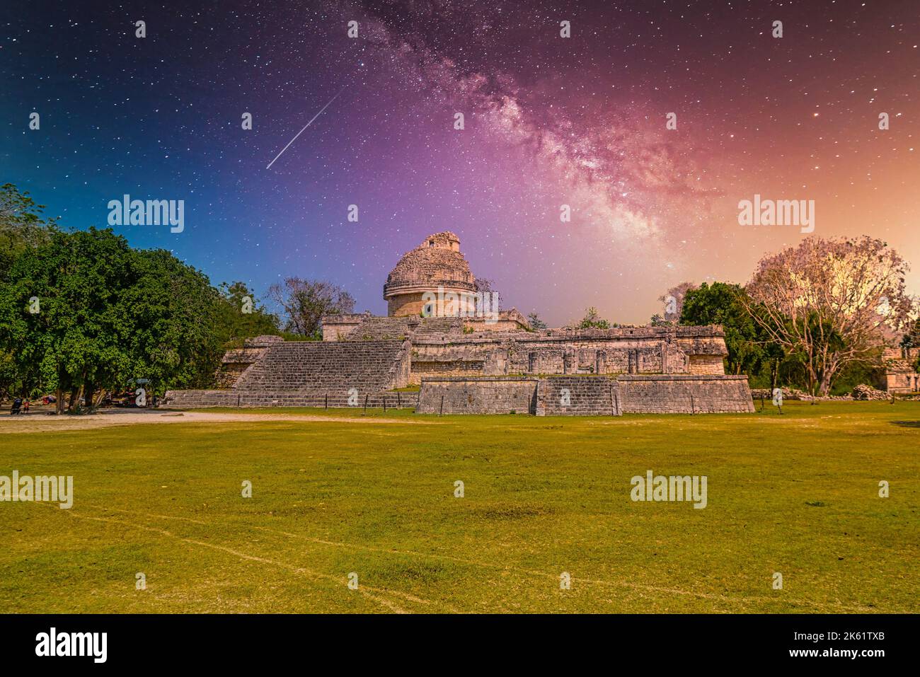 Ruins of El Caracol observatory temple, Chichen Itza, Yucatan, Mexico ...