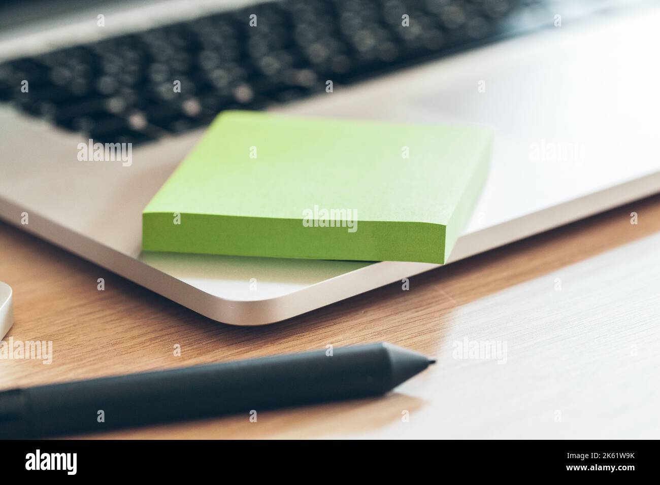 Pen and notebook up close on an office desk Stock Photo - Alamy