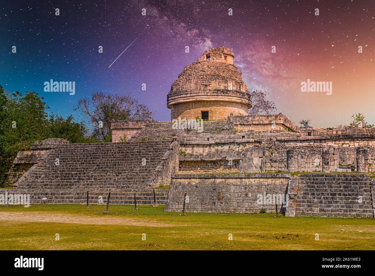 Ruins of El Caracol observatory temple, Chichen Itza, Yucatan, Mexico ...