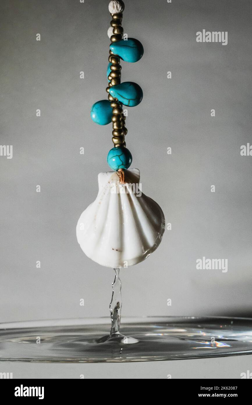 Pearl necklace spill hi-res stock photography and images - Alamy