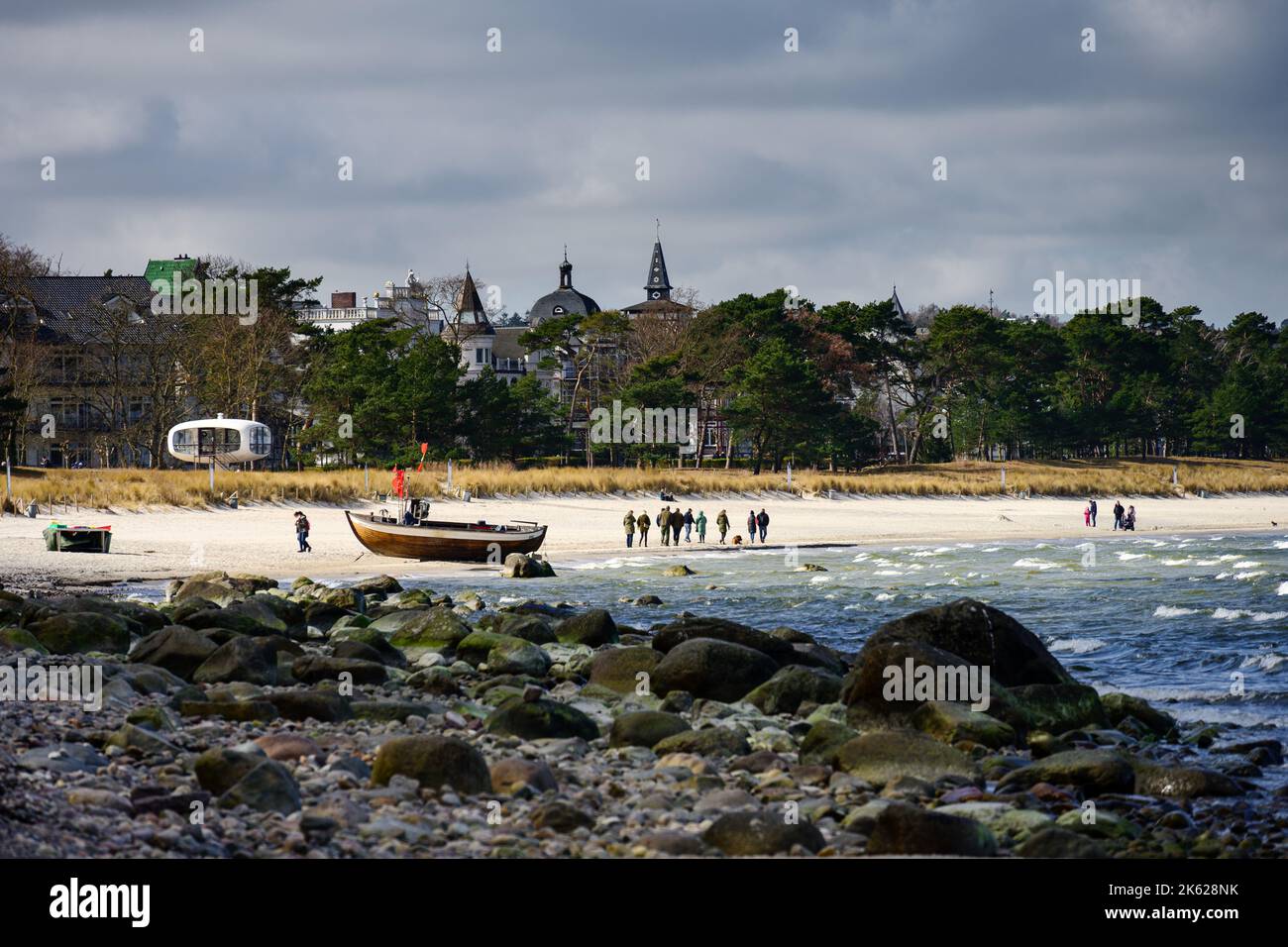 Der herrliche Sandstrand vom Ostseebad Binz auf Rügen an einem ...