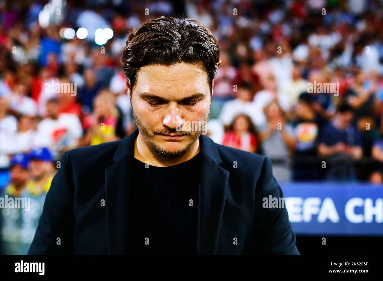 Borussia Dortmund head coach Edin Terzic Foto: Omar Arnau Stock Photo ...