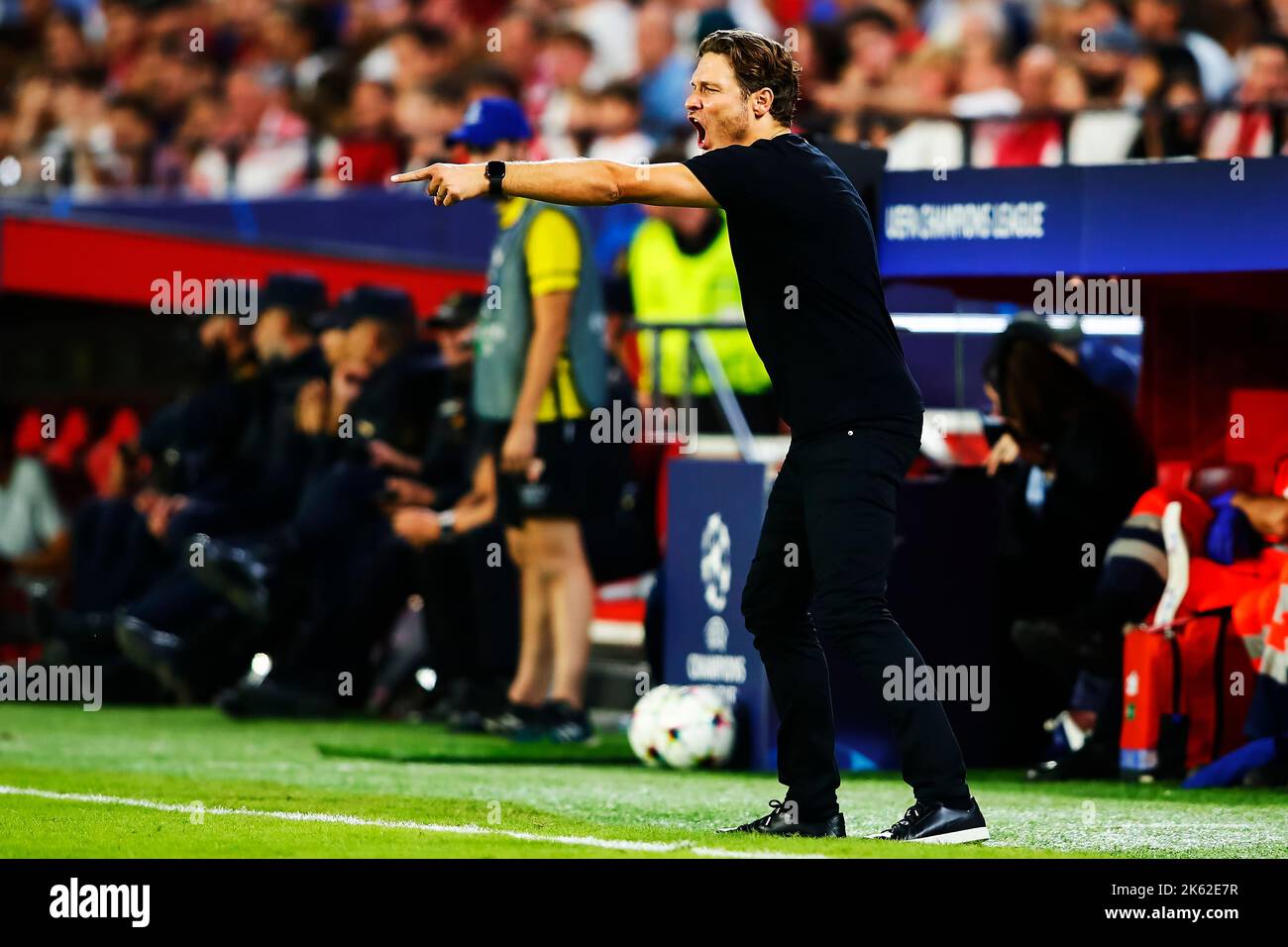 Borussia Dortmund head coach Edin Terzic Foto: Omar Arnau Stock Photo ...