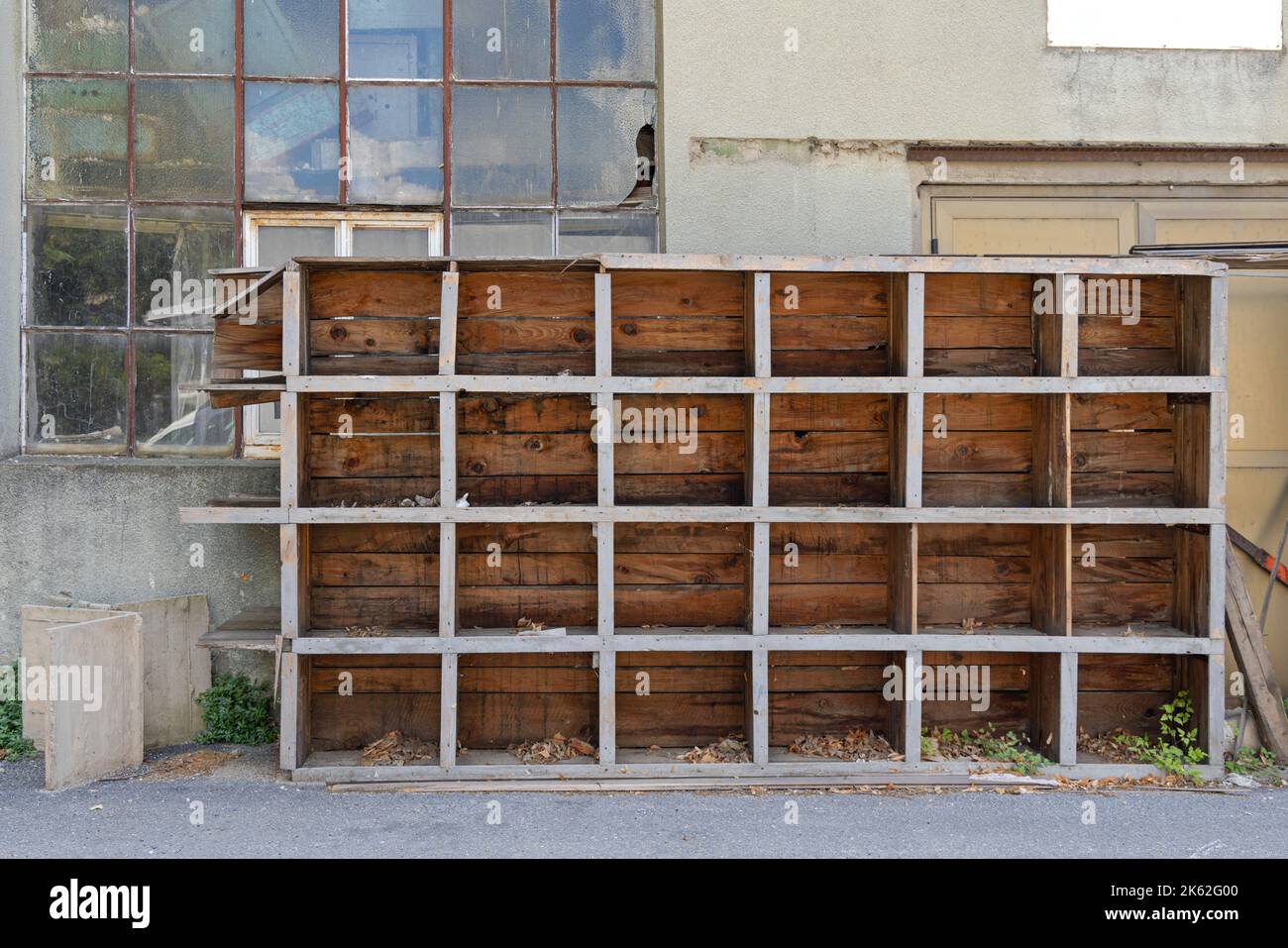 Wooden shelf with empty hi-res stock photography and images - Alamy