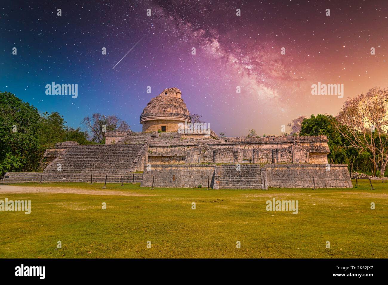 Ruins of El Caracol observatory temple, Chichen Itza, Yucatan, Mexico ...