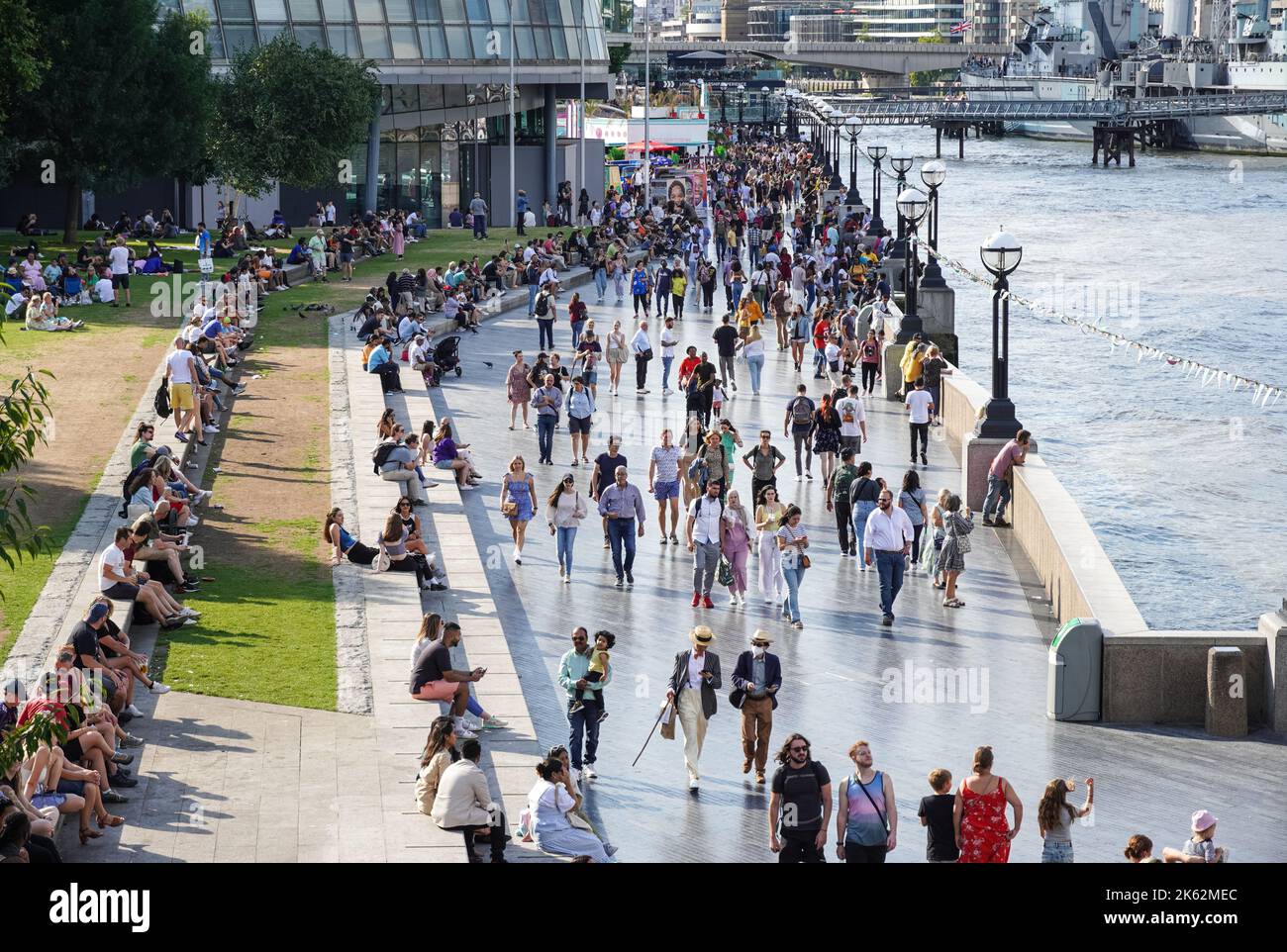 Riverside promenade thames hi-res stock photography and images - Alamy
