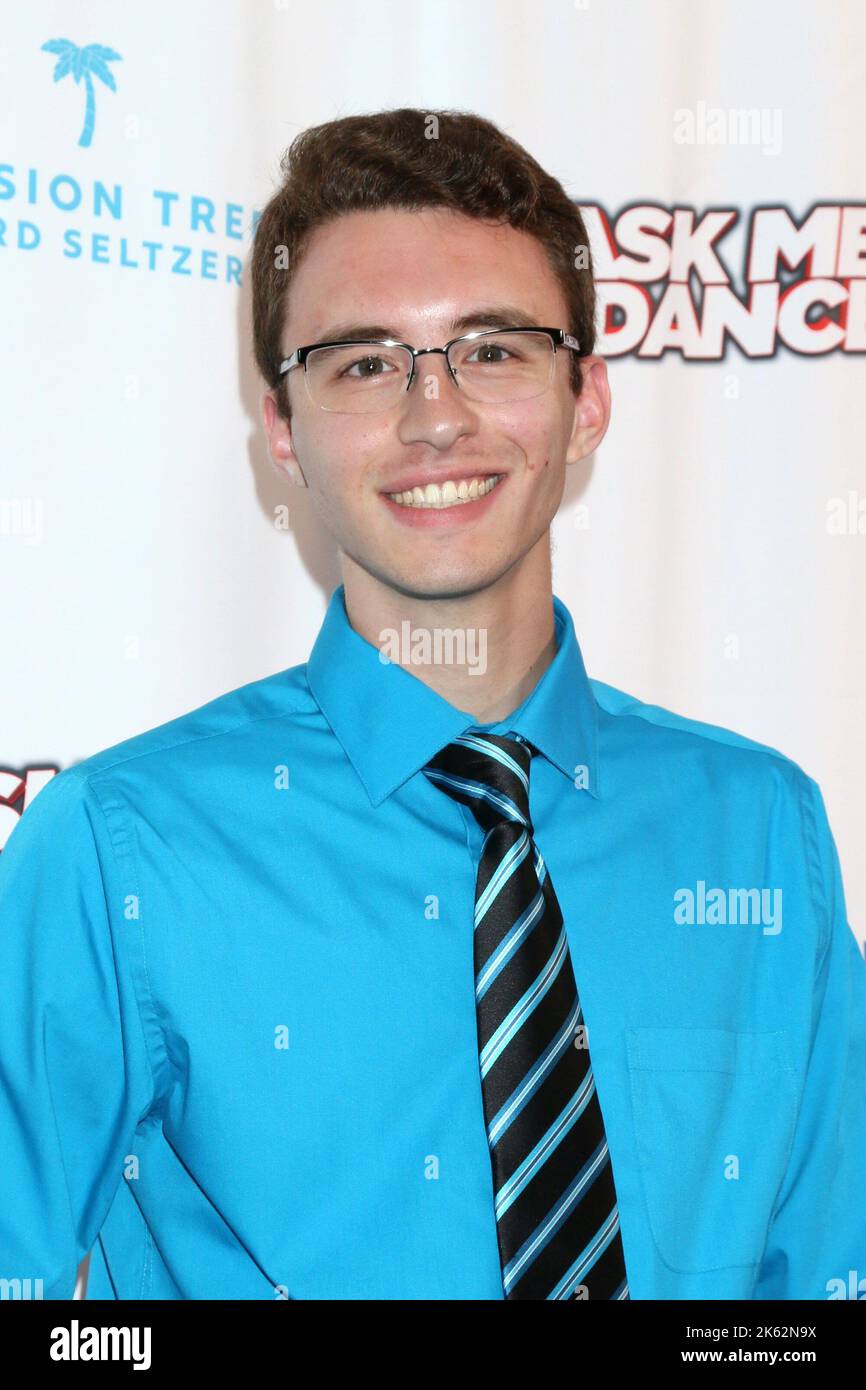 Los Angeles, CA. 6th Oct, 2022. Frank Ve at arrivals for ASK ME TO ...