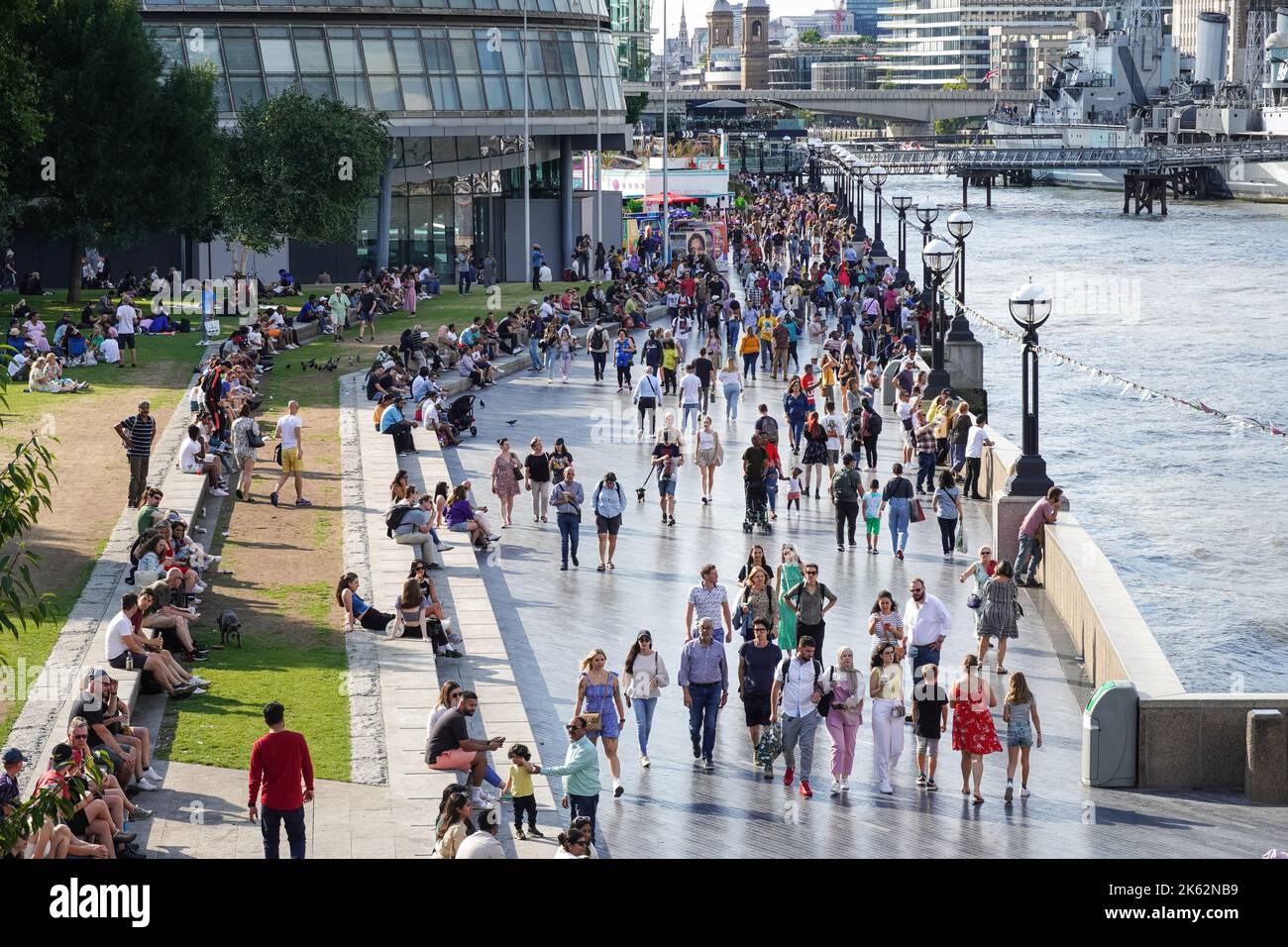 Riverside promenade thames hi-res stock photography and images - Alamy
