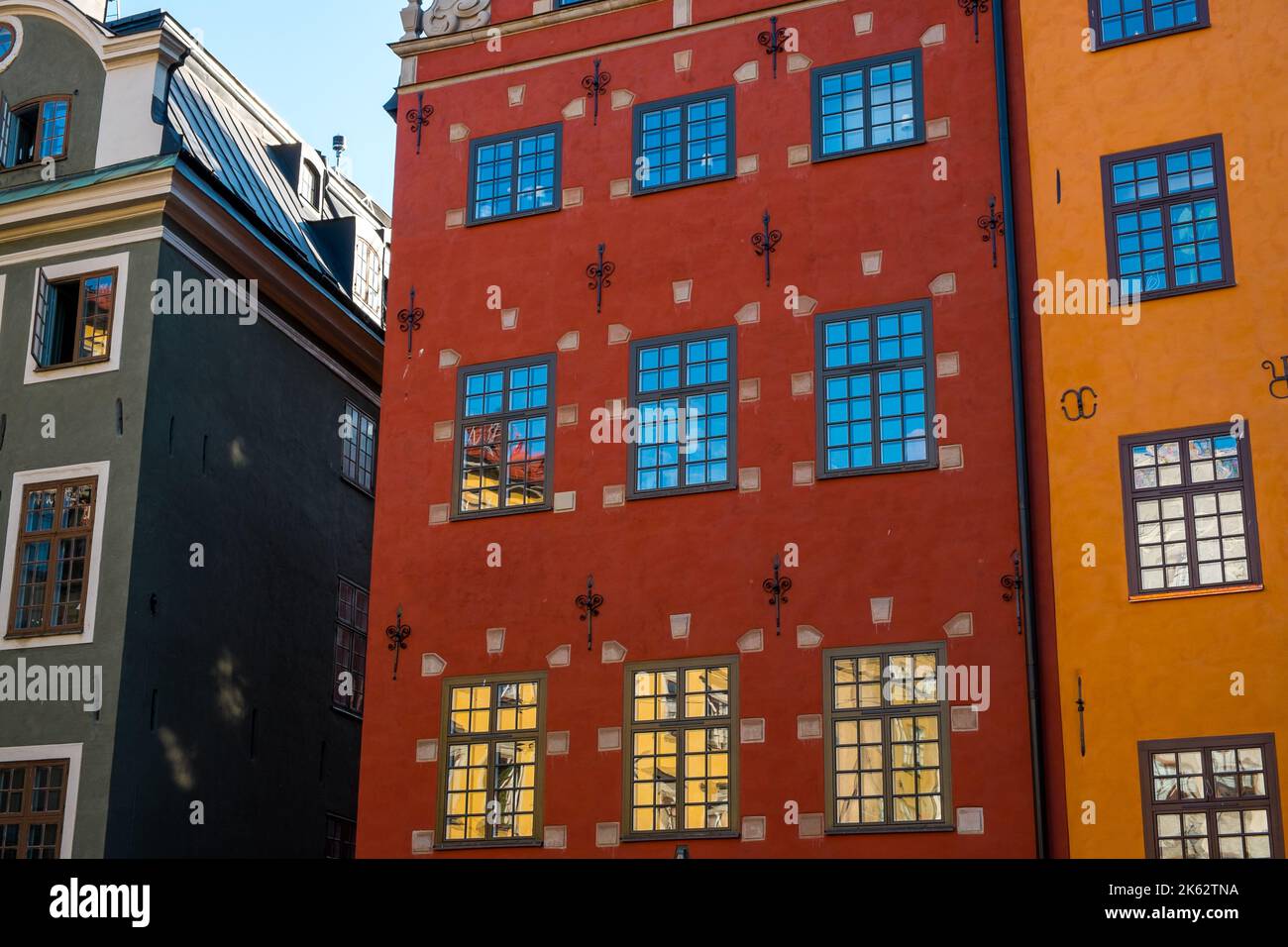 Old windows facade hi-res stock photography and images - Alamy
