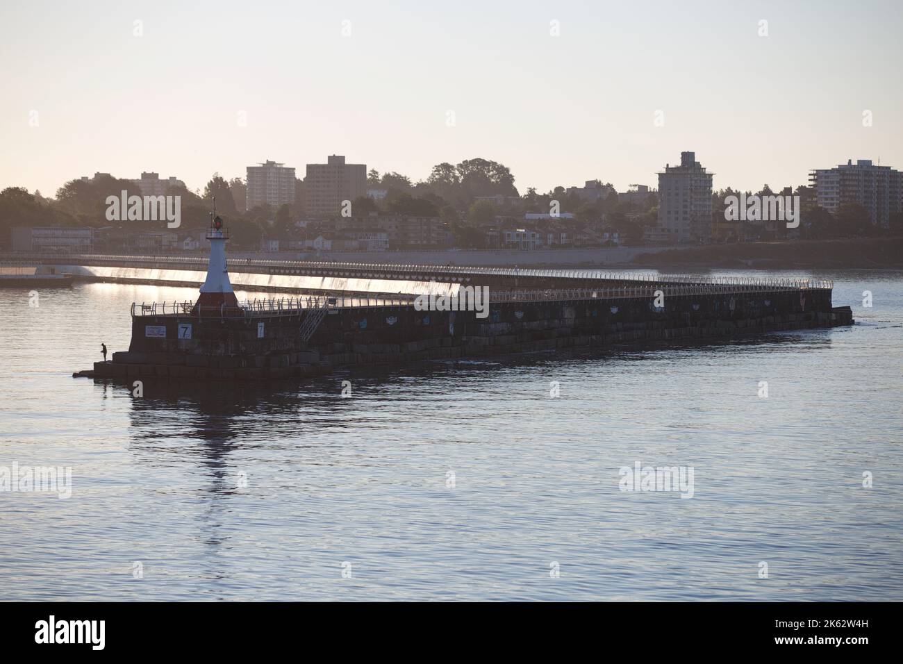 The Victoria's lighthouse and breakwater near downtown Victoria Stock ...