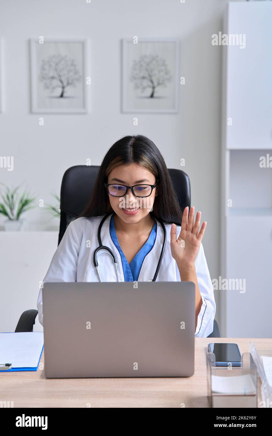 Doctor talking to patient computer hi-res stock photography and images ...