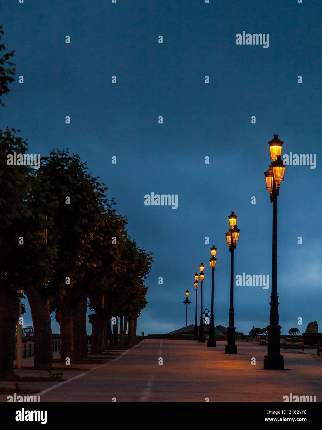 Early evening street lights hi-res stock photography and images - Alamy