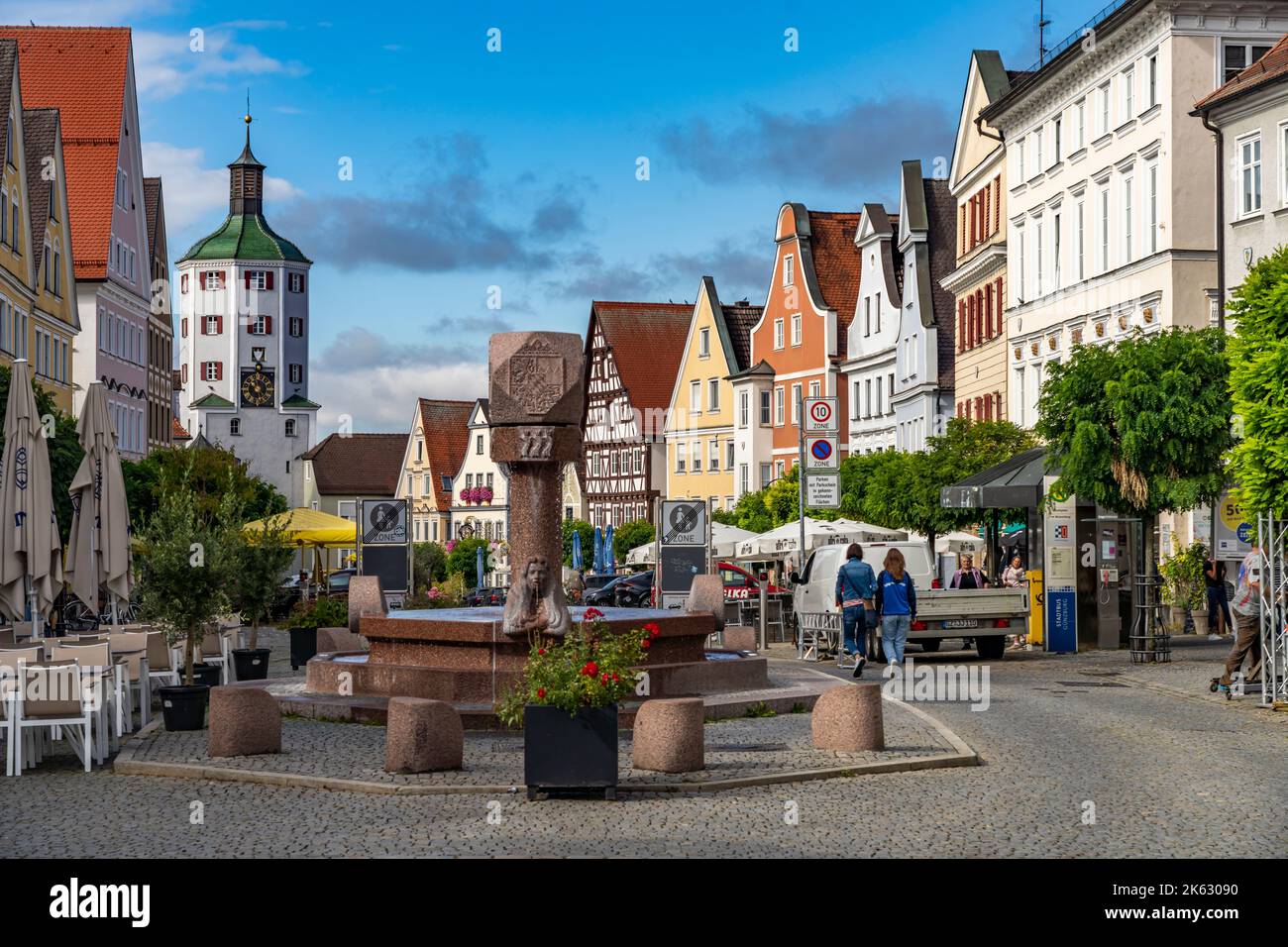 Der Marktplatz, Marktbrunnen und Unteres Tor in der Altstadt von ...