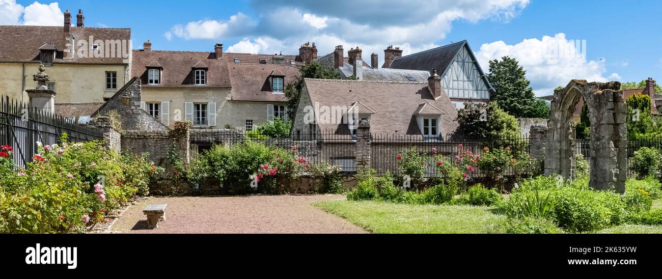 Senlis, medieval city in France, ancient houses in the center Stock ...