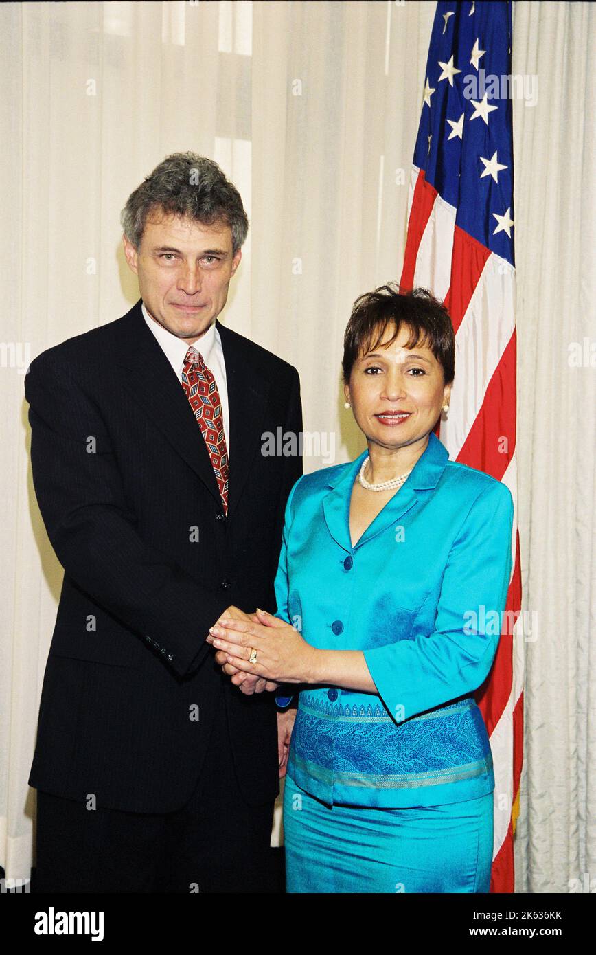 Office of the Secretary - Secretary Alexis Herman with Secretary ...