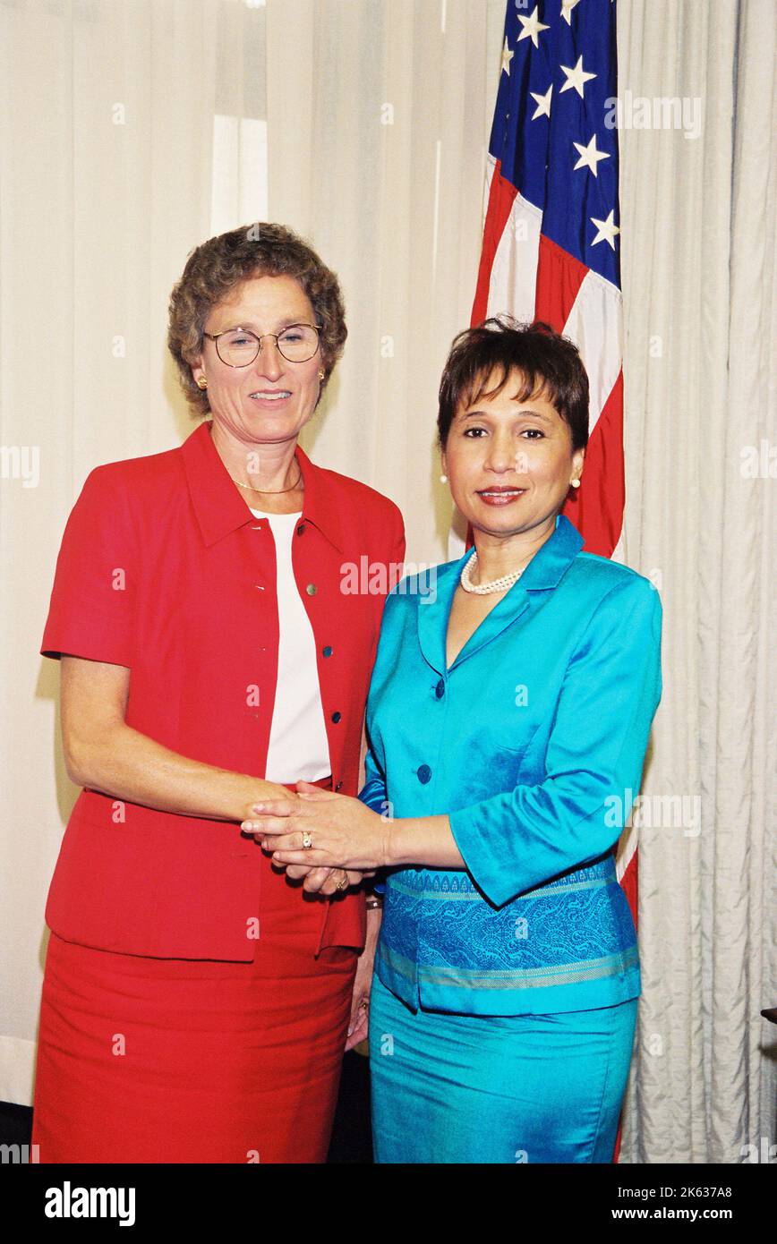 Office of the Secretary - Secretary Alexis Herman with Secretary ...