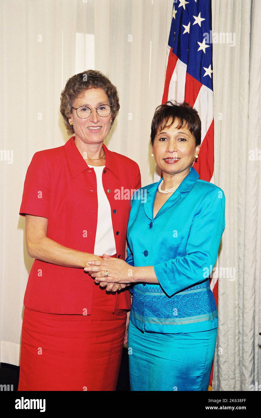 Office of the Secretary - Secretary Alexis Herman with Secretary ...