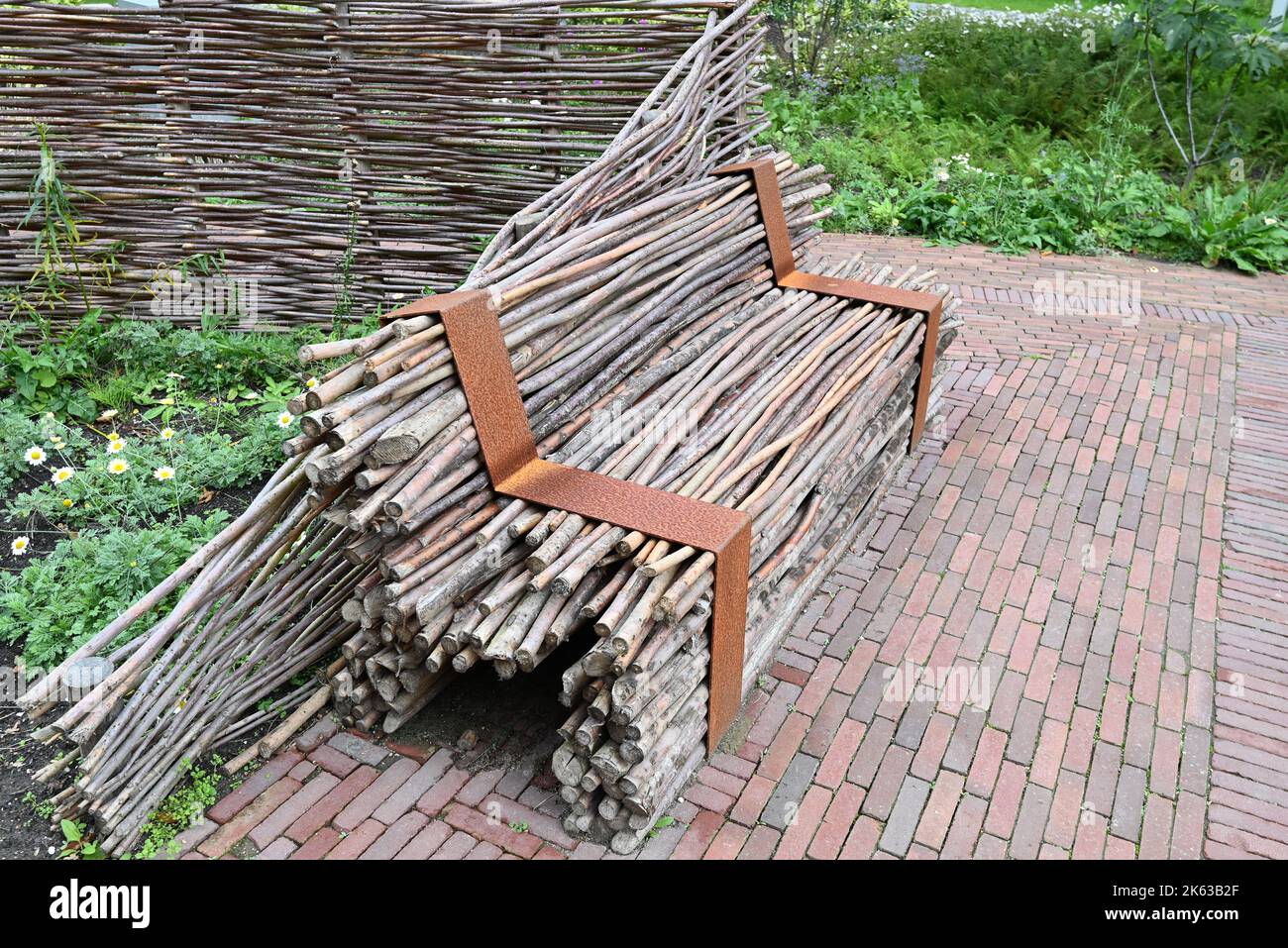 A natural garden bench of willow branches Stock Photo - Alamy