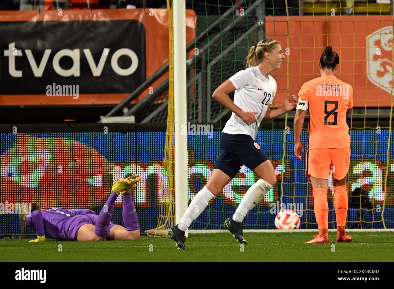 THE HAGUE - (lr) Holland women goalkeeper Daphne van Domselaar, Sherida ...